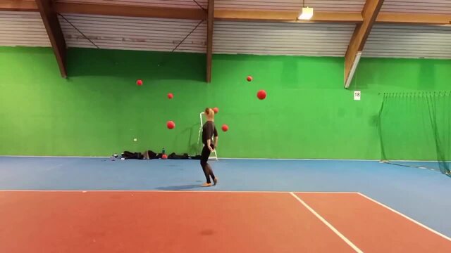 Duo Does Horizontal Juggling With Multiple Balls | Tonton Sekarang - Y8.com